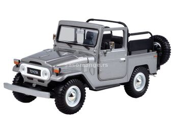 Metalni auto 1:24 Toyota FJ40