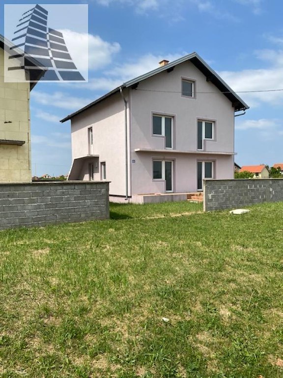 Zemun-Ugrinovci-naselje Grmovac kuća 270m2+garaža 17m2