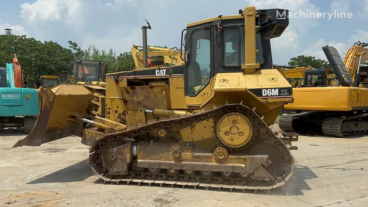 Caterpillar D6M buldožer