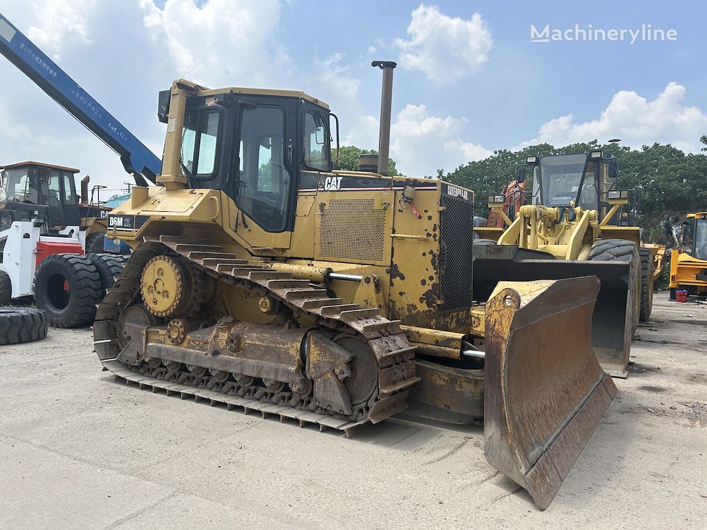 Caterpillar D6M buldožer