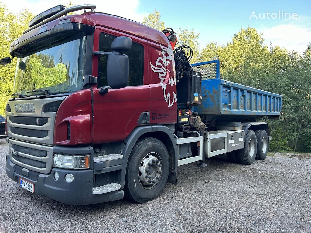 Scania P410 6×2 Ferrari nosturi+koukkulaite kamion s ravnom platformom