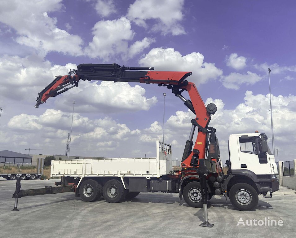 IVECO TRAKKER AD410T44 + PALFINGER PK 100002F kamion s ravnom platformom