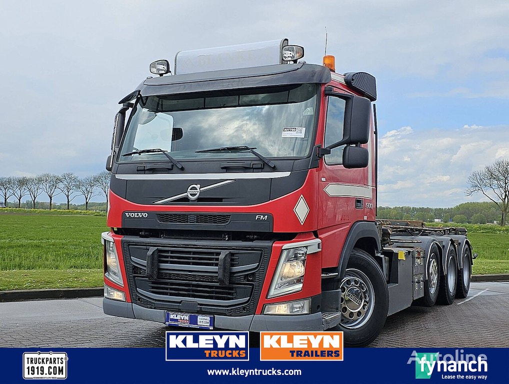 Volvo FM 13.500 8x4 tridem kamion sa kukom za podizanje tereta