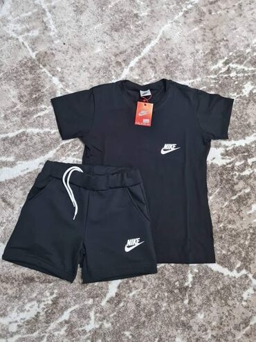 Šorcevi Nike, bоја - Crna