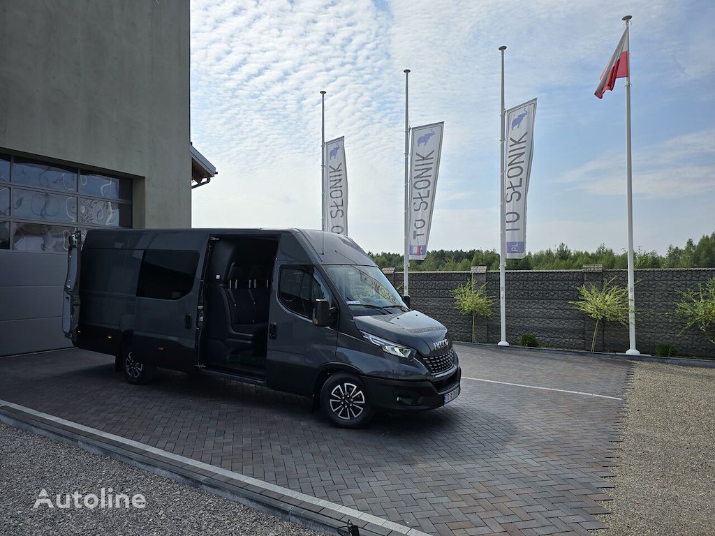 IVECO DAILY 35S18 7-OSOBOWY+ ŁADOWNOŚC 939Kg 32 Tyś km STAN JAK NOWY putnički minibus