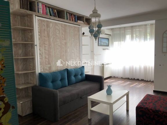 Garsonjera za izdavanje, Rimska 8, 38m²