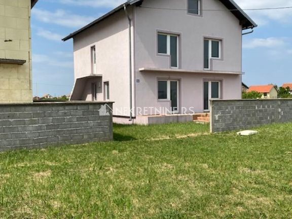 Zemun-Ugrinovci-naselje Grmovac kuća 270m2+garaža 17m2