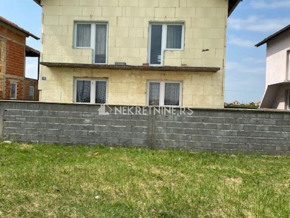 Zemun-Ugrinovci-naselje Grmovac kuća 270m2+garaža 17m2