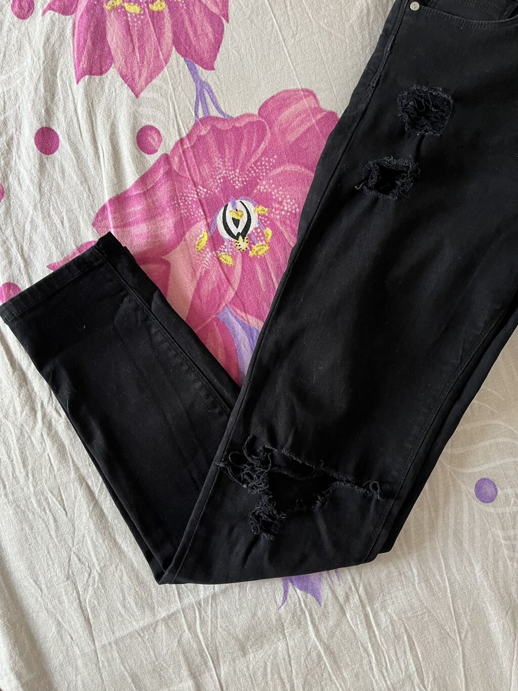 Crnee pocepane skinny jeans   •vel xs •cena 400 dinara