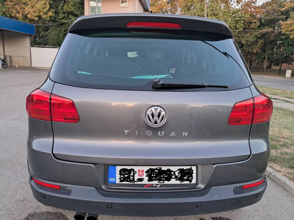 Volkswagen Tiguan: 1.9 l | 2012 г. SUV/4x4