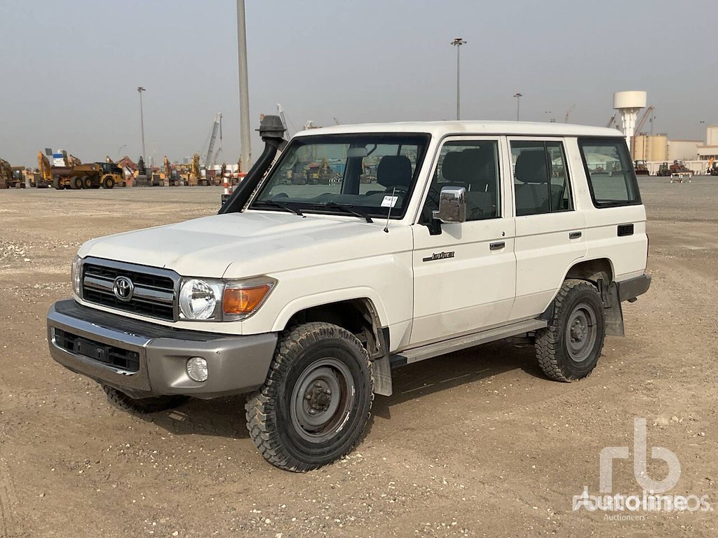 Prodaje se Toyota LAND CRUISER LX 76L 4x4 terenac na aukciji