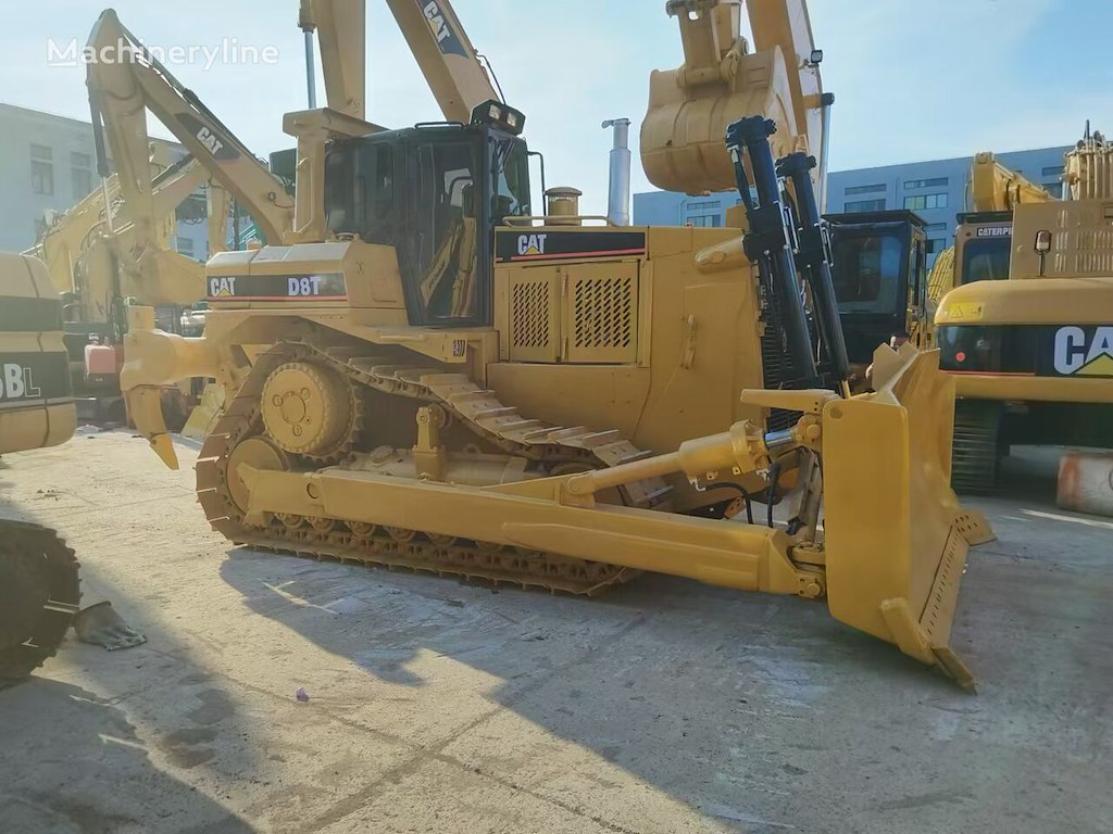 Caterpillar D8T buldožer