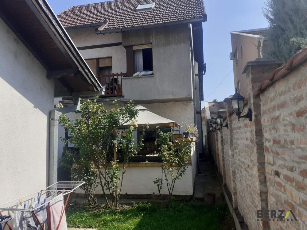 Kuća na prodaju, 517m2, 412.000€