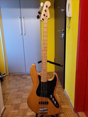 Fender Jazz Bass sa koferom