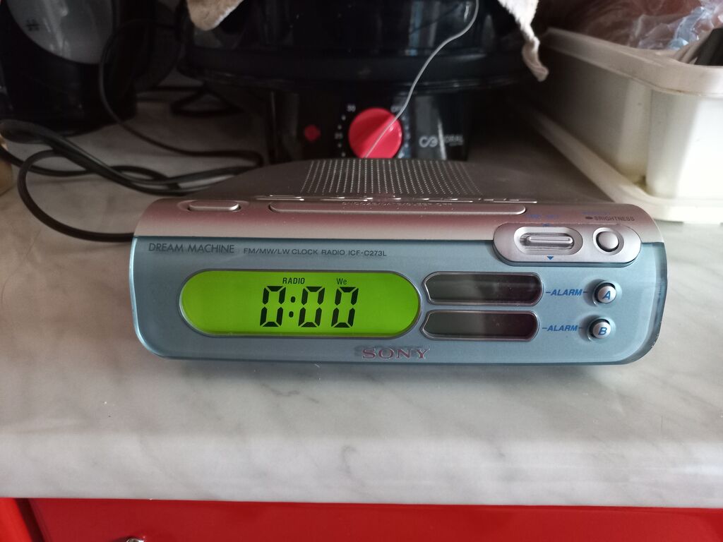 Sony radio alarm budilnik