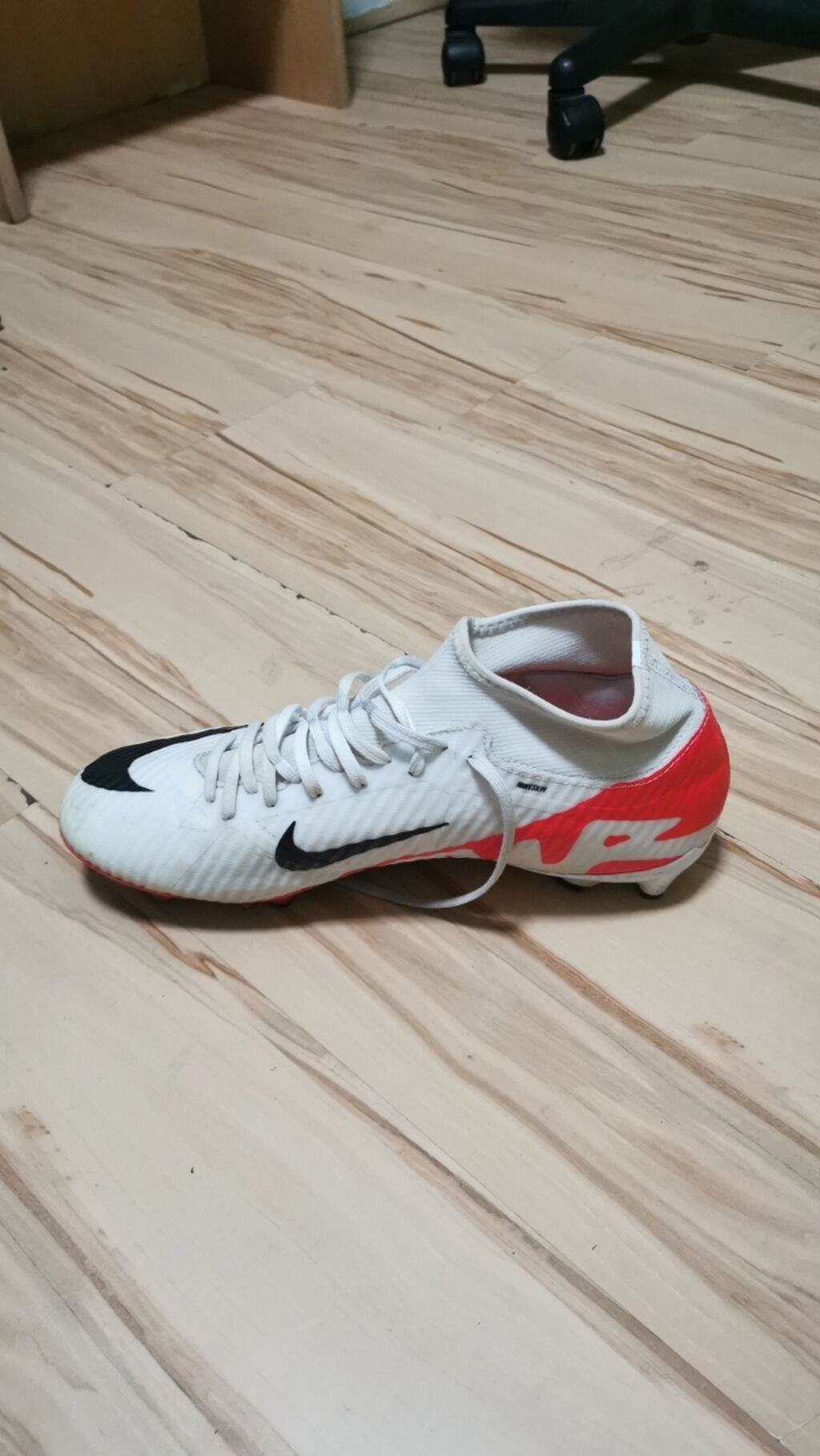 Kopačke nike,kratko nošene, očuvane su,kramponi su dobri.Kupljene u