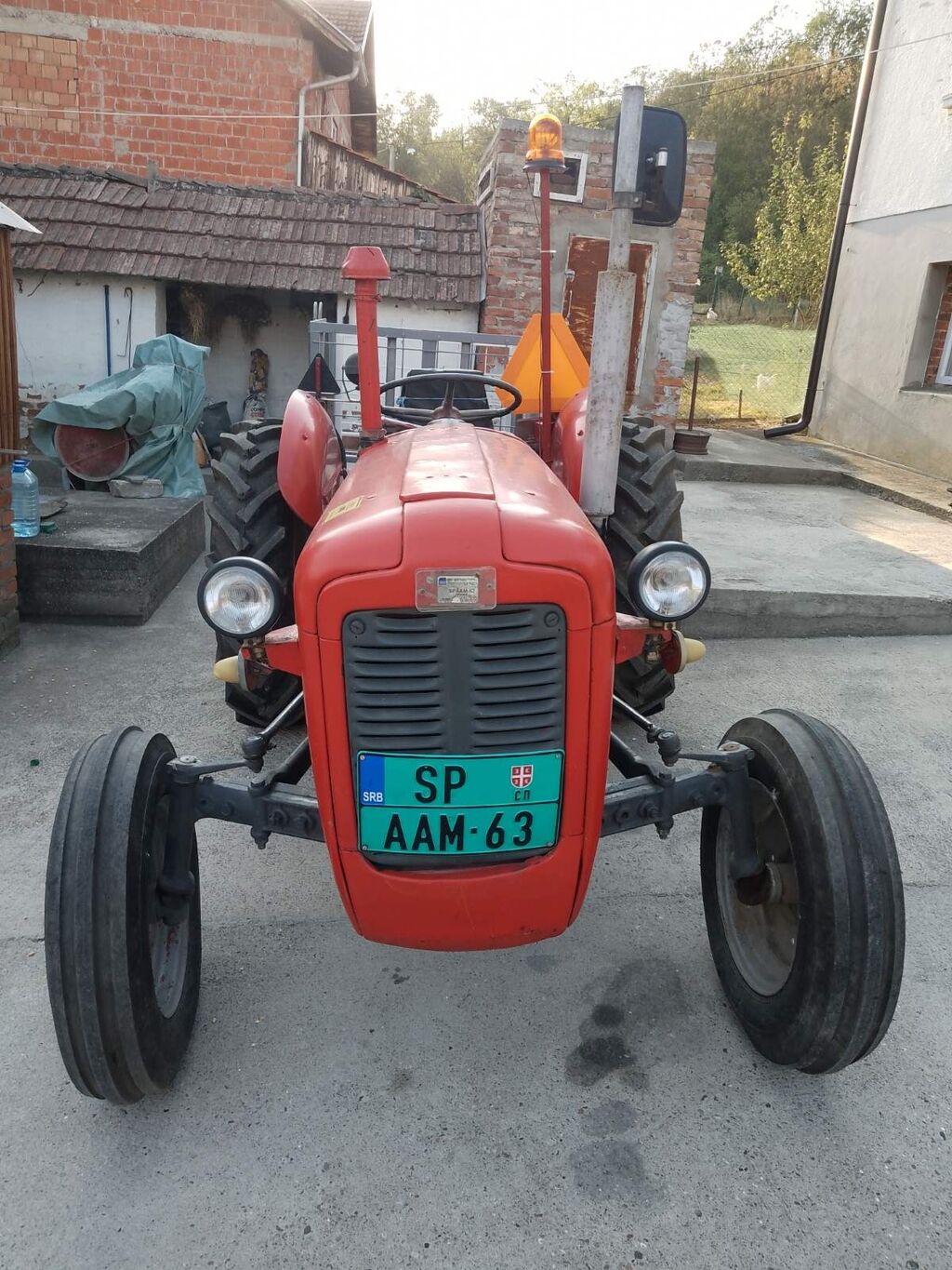 VLASNIK traktora nove sve četiri gume ulje novo uz traktor ide korpa i