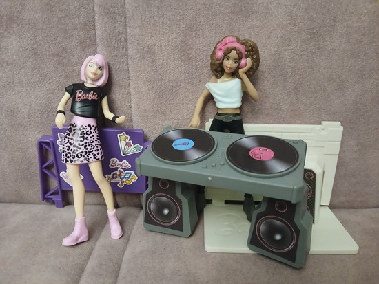 DJ i Rockstar Barbie lutke i DJ pult