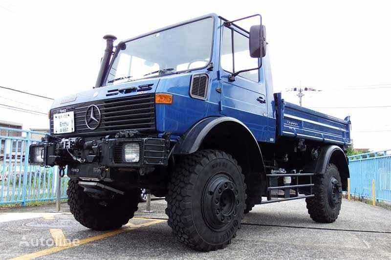 Mercedes-Benz Unimog kamion s ravnom platformom