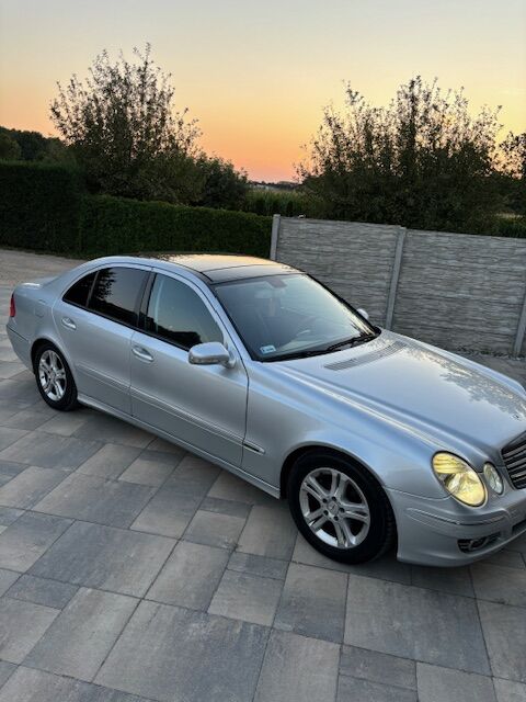 Mercedes-Benz E220 sedan