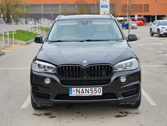 Prodaje se BMW X5 krosover na aukciji