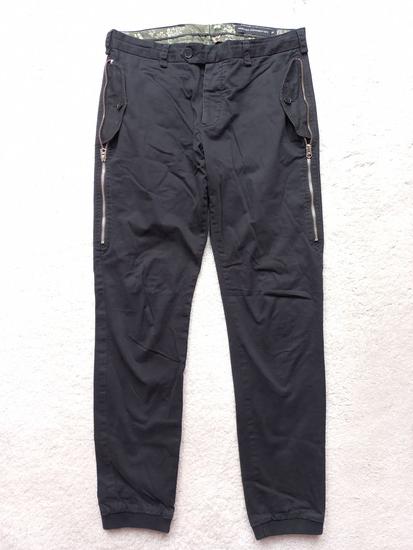 Crne sportske pantalone vel.30 M