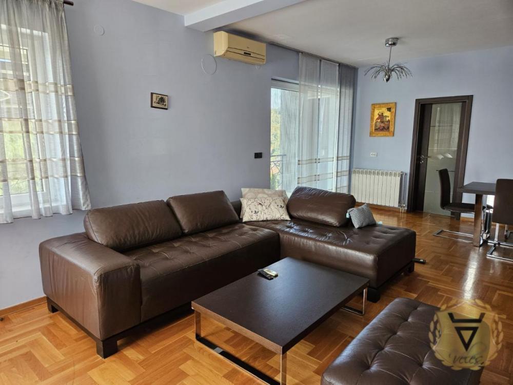 Trosoban stan za izdavanje, 125m2, 1.200€