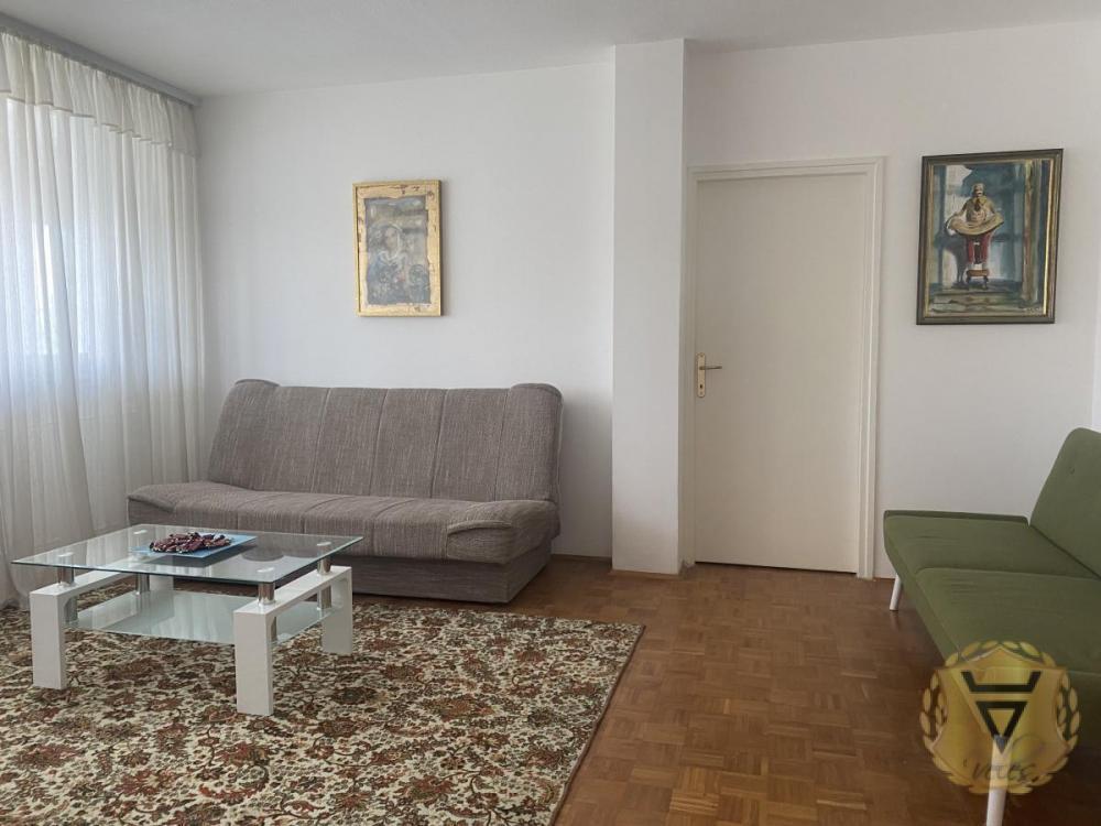 Trosoban stan za izdavanje, 81m2, 900€