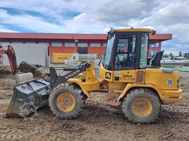 Utovarivač točkova
Volvo L30G (Bucket + Forks)