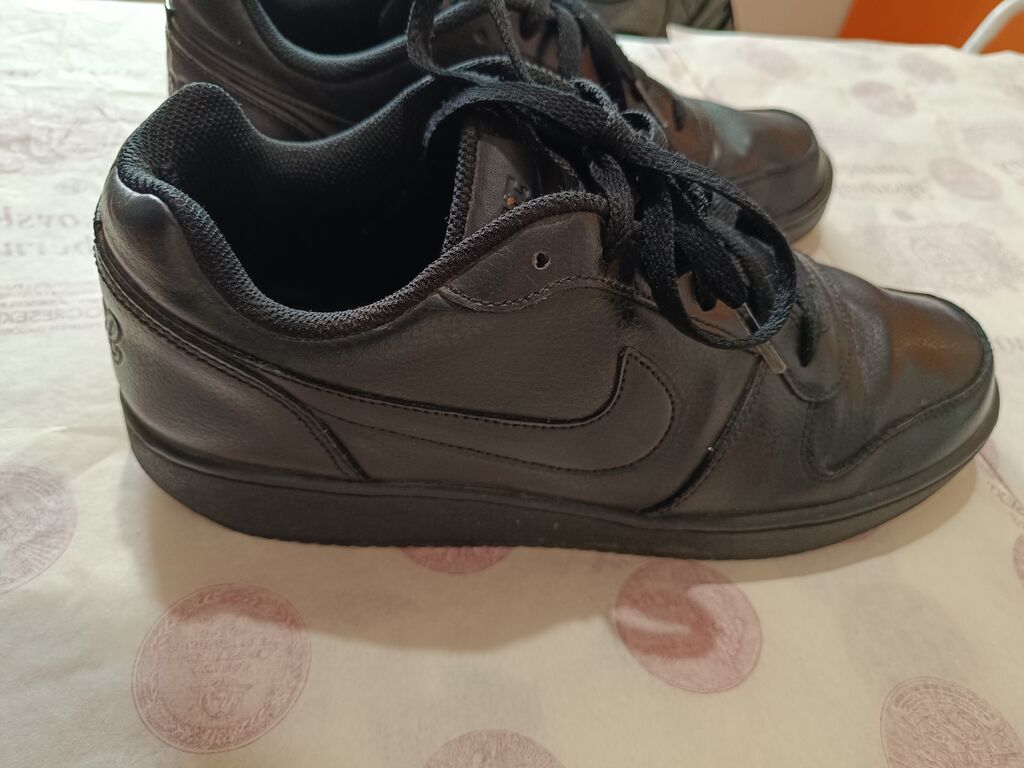 Prodajem Nike muske patike broj 44. U ocuvanom stanju, nigde nisu