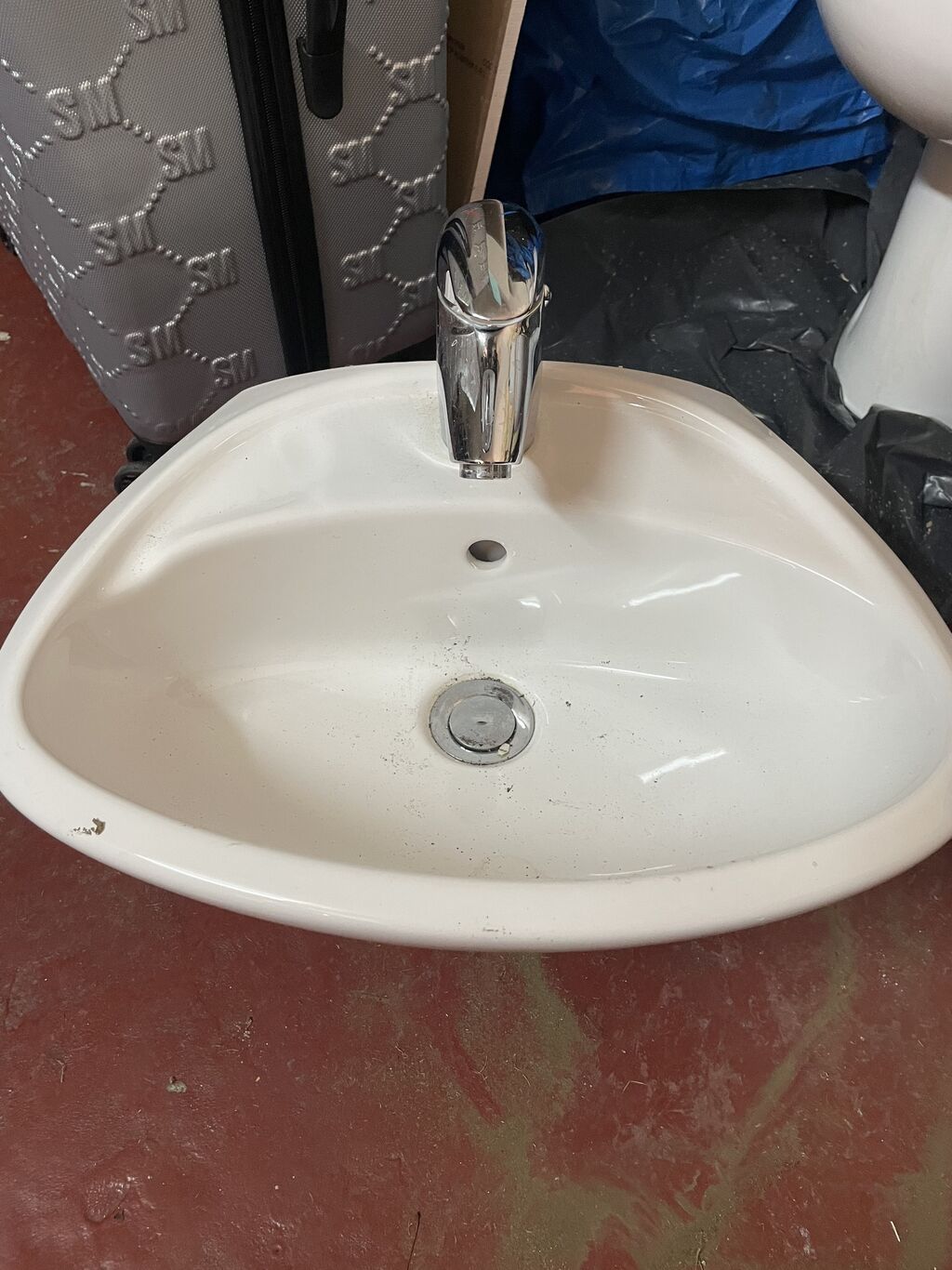 Lavabo ( mali ) i Grohe cesma 10 000 din. Lavabo sirina 46 cm