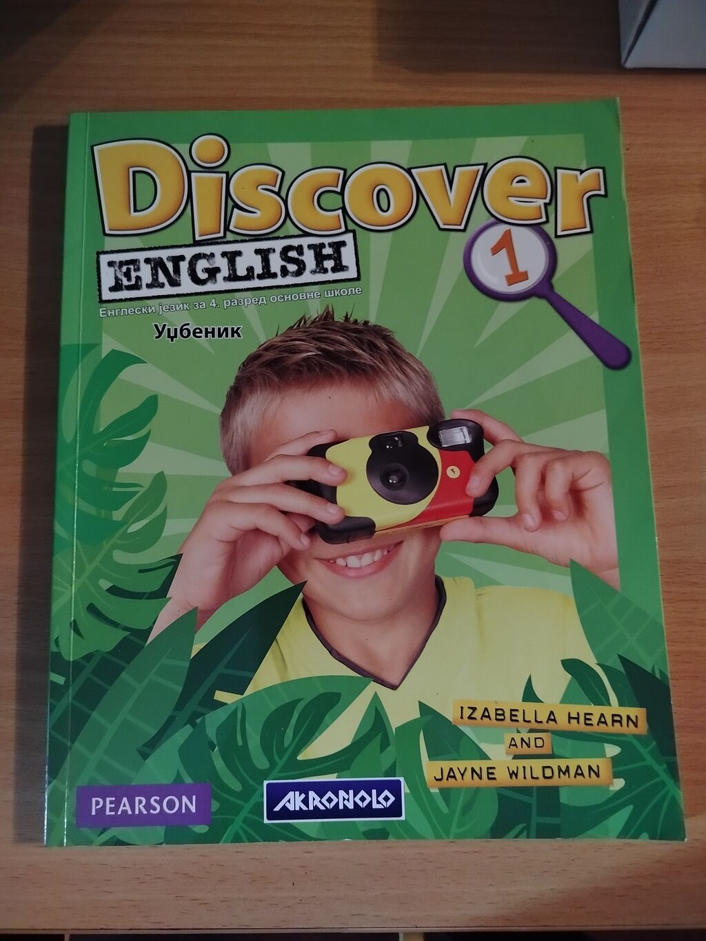 Discover English AKRONOLO udžbenik za 4.razred.Ponegde pisano olovkom