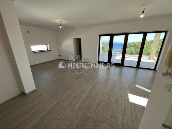 Krk - prodaja penthouse-a 1. red do mora