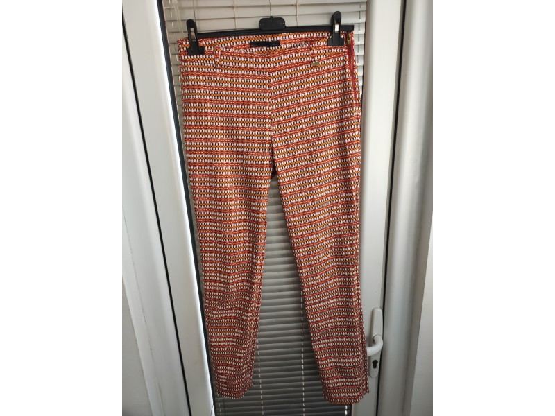 Pantalone sa dezenom vel 38