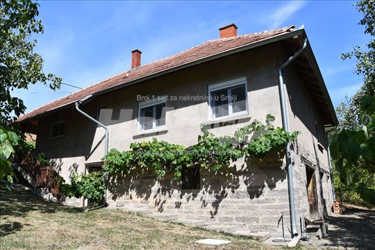 Opremljena seoska kuća sa velikim imanjem