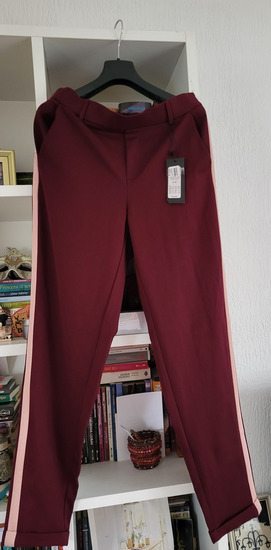 Boja sezone! Nove VERO MODA pantalone M