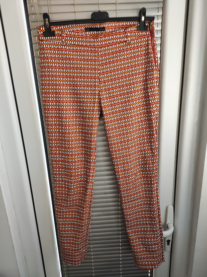 Pantalone sa dezenom vel 38
