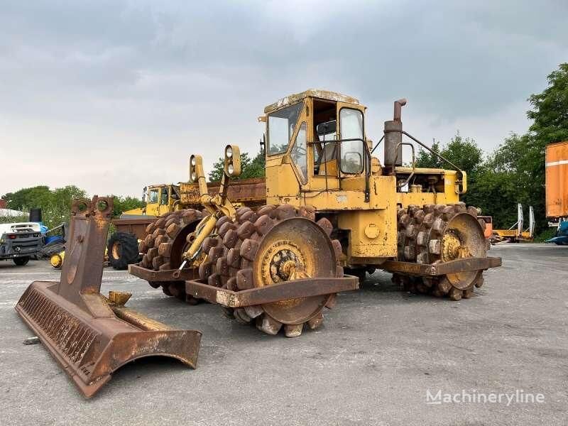 Caterpillar 825 + porte engins kompaktor s jednim valjkom