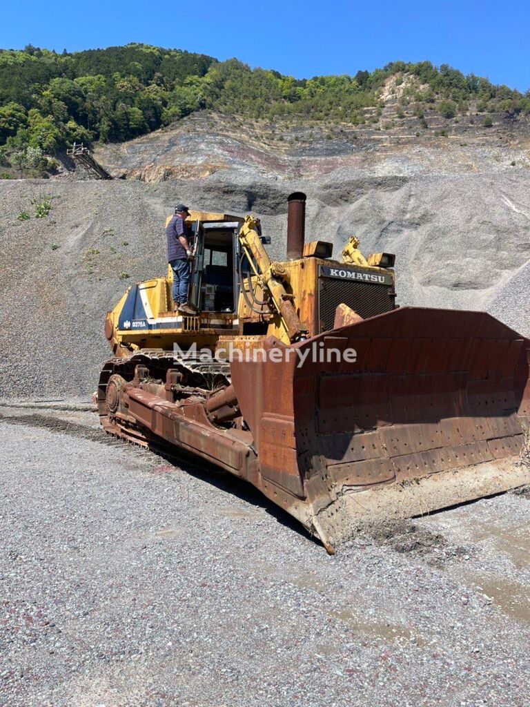 Komatsu D375A-2 buldožer