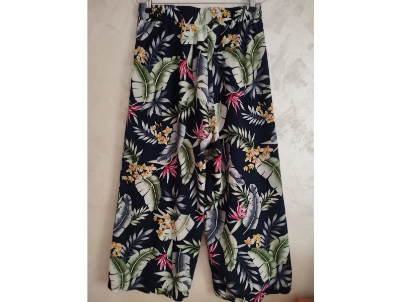 Sarene cvetne pantalone vel M