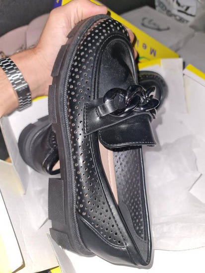 Nove crne mokasine