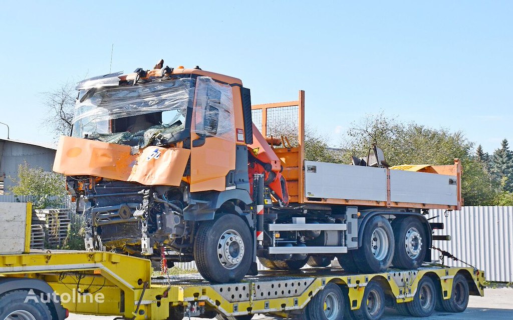 Renault C 380 kamion s ravnom platformom nakon udesa