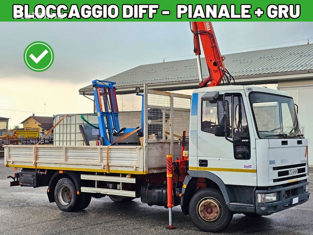 IVECO 80E18 Pianale + Gru kamion s ravnom platformom