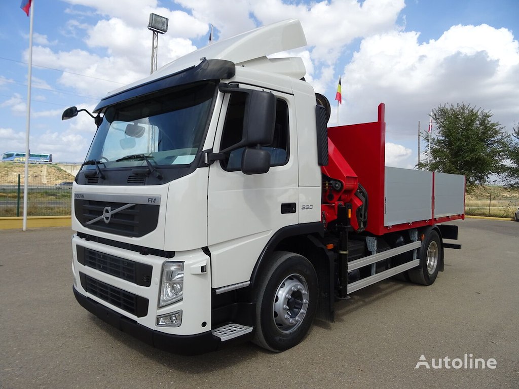 Scania P 360 kamion s ravnom platformom