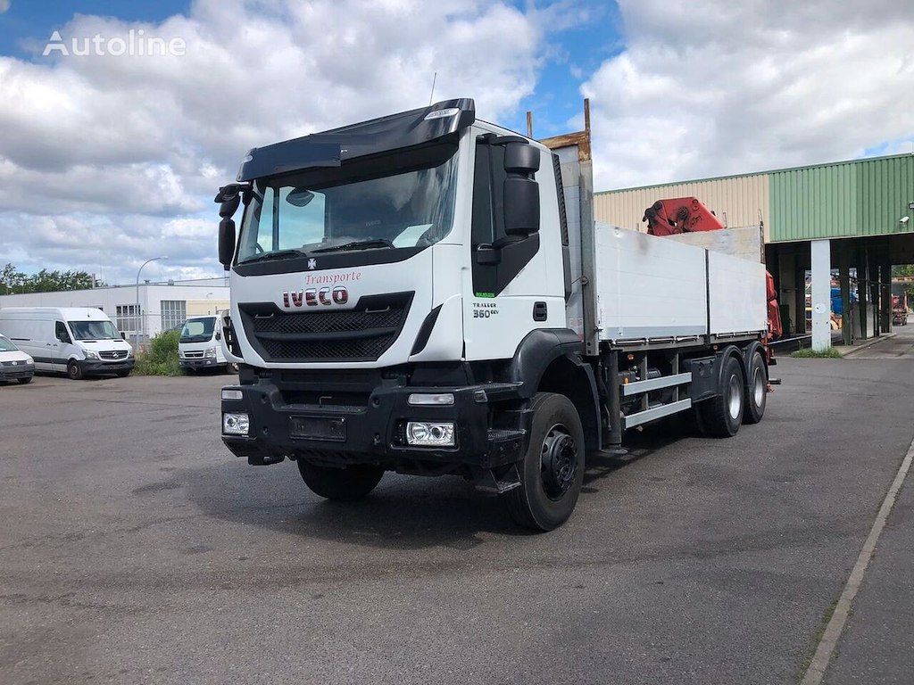 IVECO TRAKKER AD 360 kamion s ravnom platformom