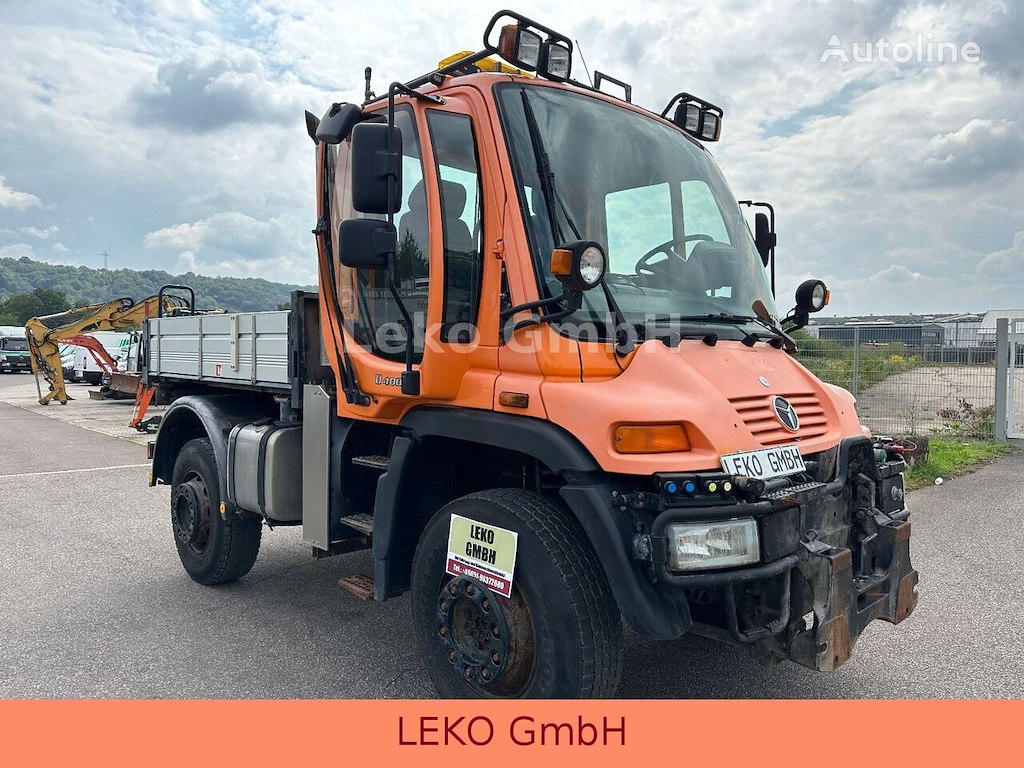 Mercedes-Benz Unimog U-400 kamion s ravnom platformom