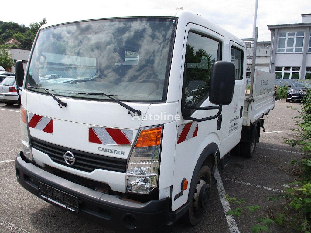 Nissan Cabstar 35.XX Doppelkabine kamion s ravnom platformom