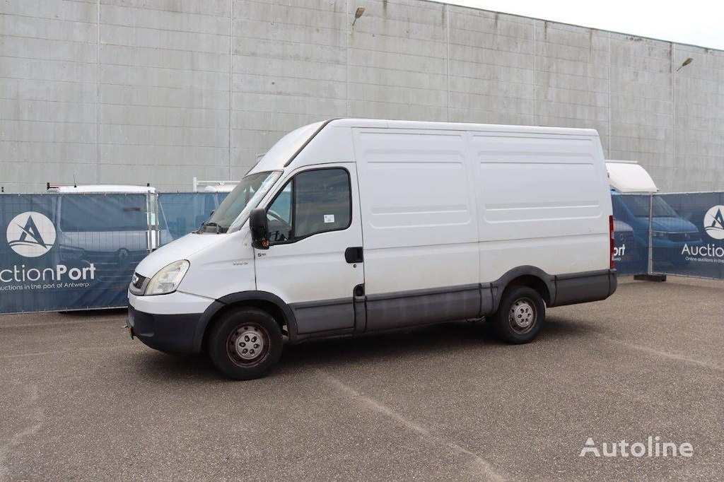 Prodaje se IVECO Daily 35S13V minibus furgon na aukciji