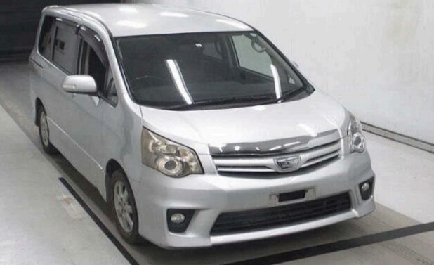 Toyota NOAH putnički minibus