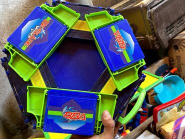 Beyblade original arena i potezaci Sve sa slika za 2500